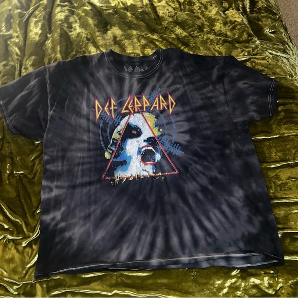 Def Leppard | Shirts | Def Leppard Graphic Top | Poshmark